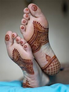 Easy & Simple Mehndi Designs 2024 For Bridal Sole of Feet - The Los ...