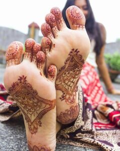 Easy & Simple Mehndi Designs 2024 For Bridal Sole of Feet - The Los ...