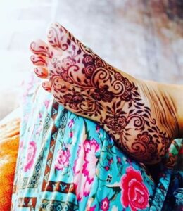 Easy & Simple Mehndi Designs 2024 For Bridal Sole of Feet - The Los ...