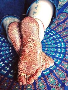 Easy & Simple Mehndi Designs 2024 For Bridal Sole of Feet - The Los ...
